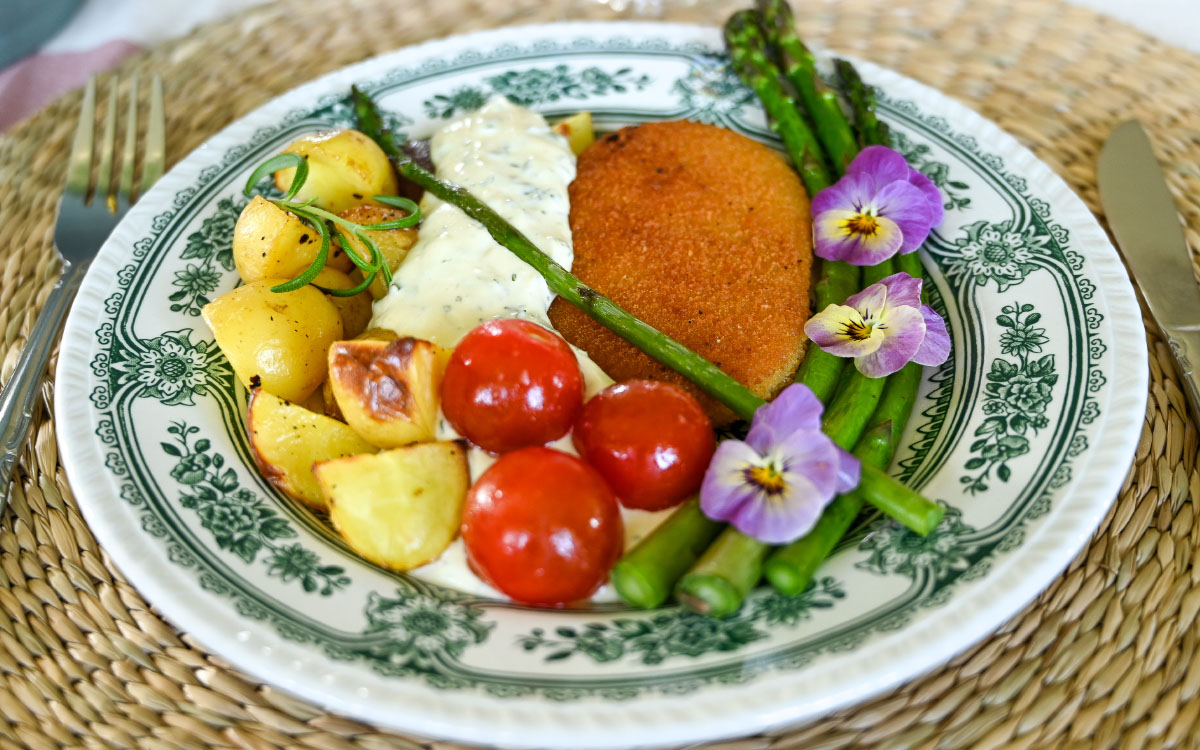 Schnitzel med örtsås, nypotatis och sparris | Felix
