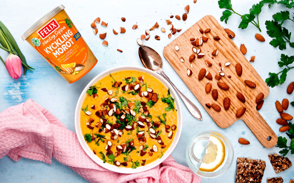 Kyckling- och morotssoppa toppad med mandel & persilja | Felix