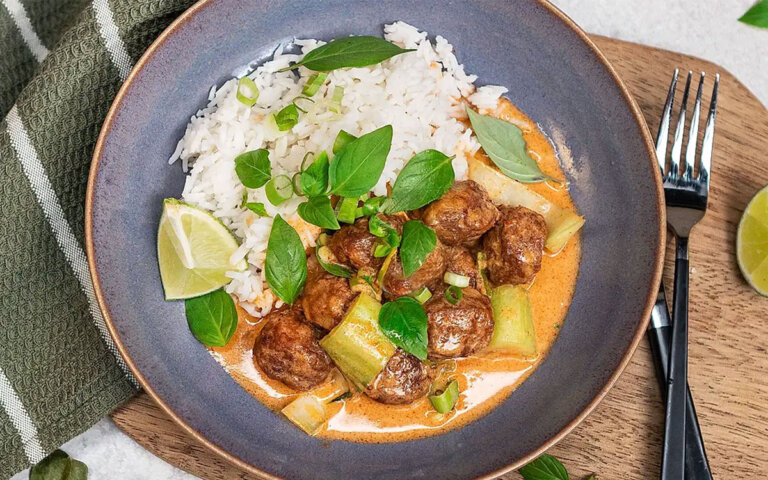 Röd curry med köttbullar och pak choi | Felix